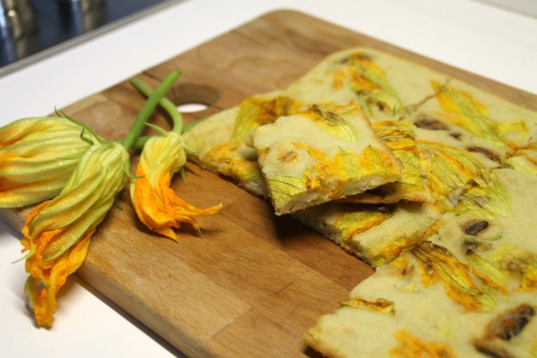 Pizza di pastella con fiori di zucca - La Maga in Cucina